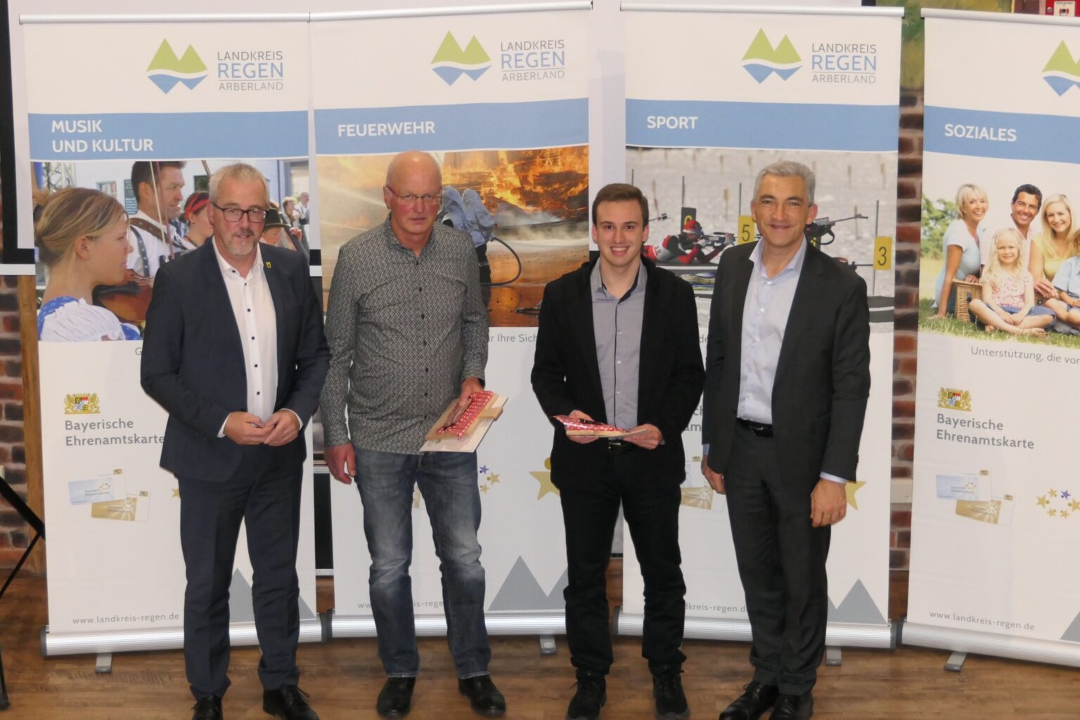 74 Ehrungen: Herausragendes Engagement - Landkreis Regen