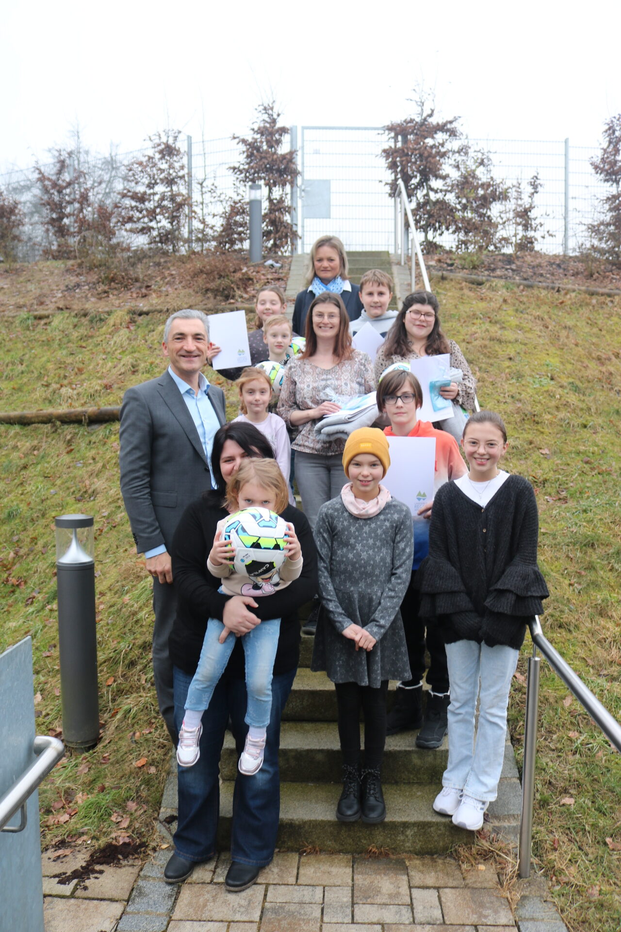 Luftballonweitflug-Wettbewerb krönt Ehrenamtstag - Landkreis Regen
